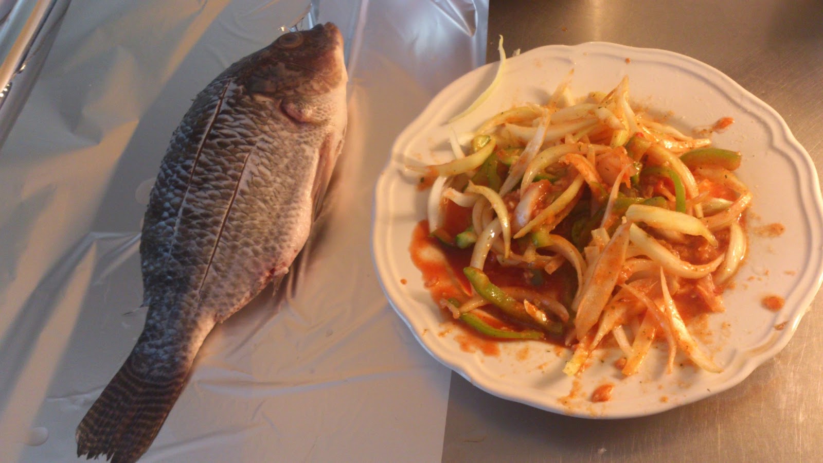 Mapishi Official Blog: JIFUNZE KUPIKA SAMAKI KATIKA OVEN KWA KUTUMIA FOIL