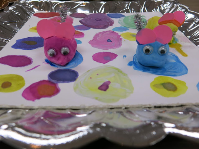 Cassie Stephens: In the Art Room: Kindergarten Mouse Paint Masterpieces!