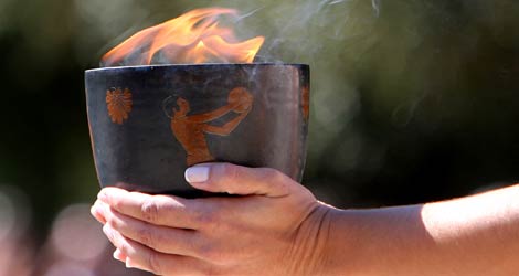 Άναψε η Ολυμπιακή Φλόγα στην Αρχαία Ολυμπία | O.E.Α.Φ. (ΟΜΑΔΑ ...