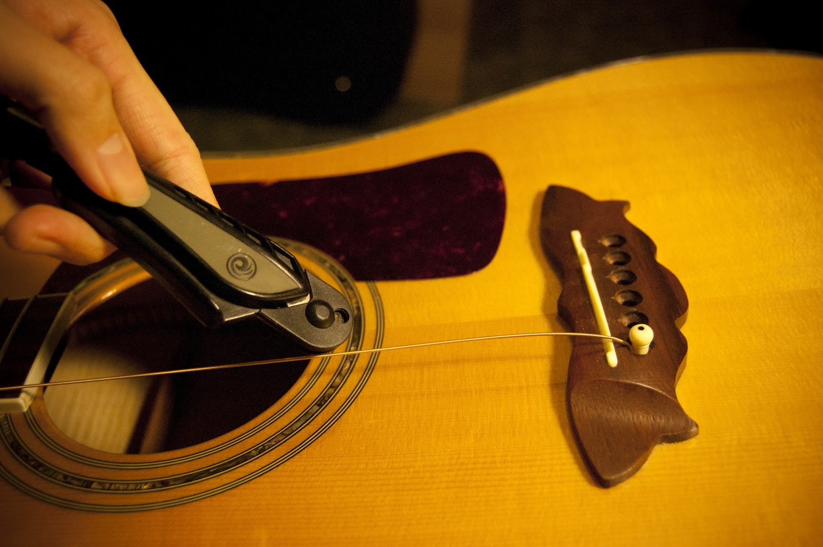 Guitart: Restring an Acoustic Guitar