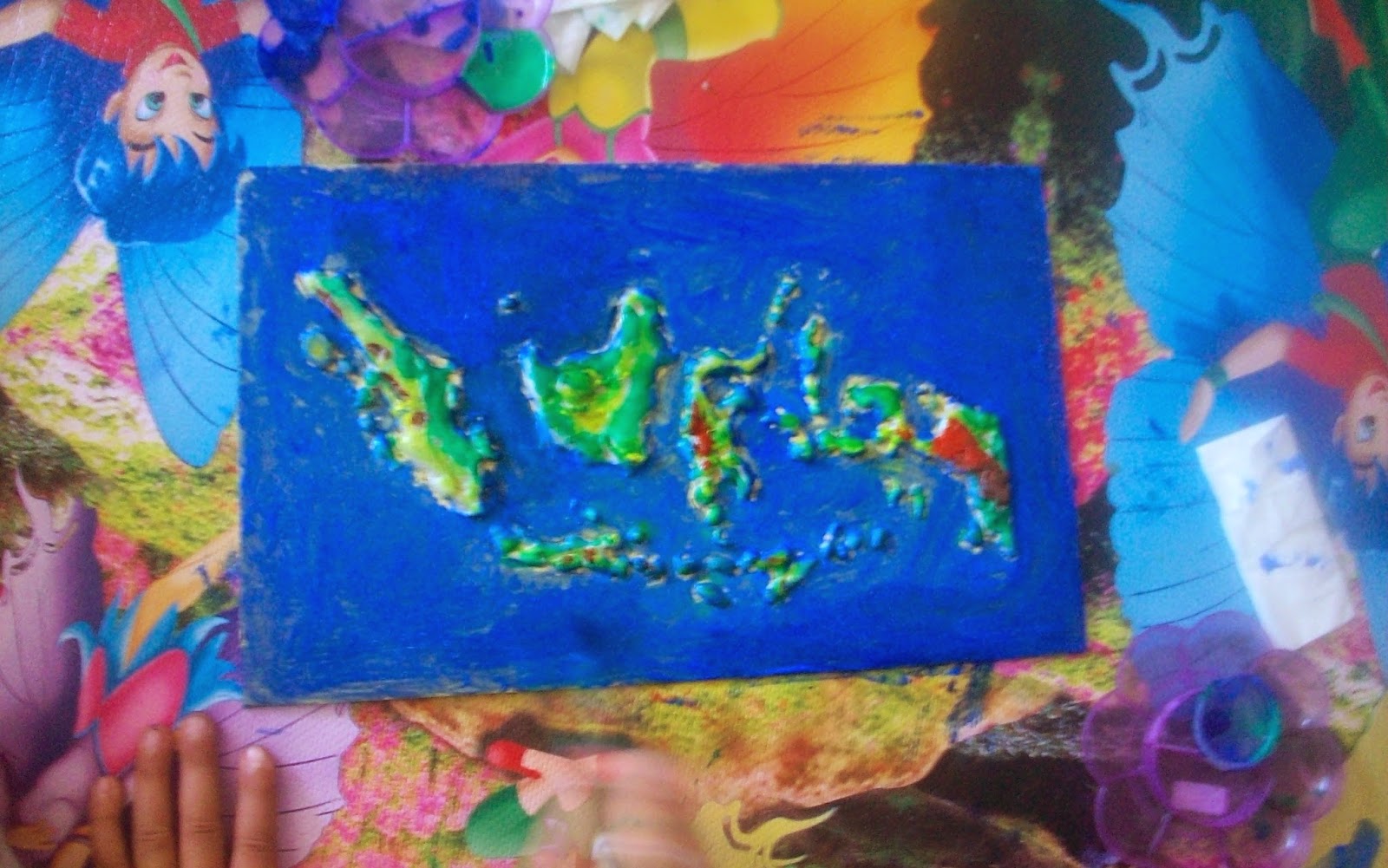 KERAJINAN PETA TIMBUL DARI BUBUR KERTAS