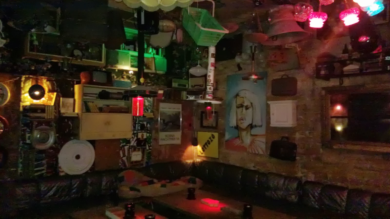 Nicholas Gabor Waxman: Budapest Romkocsma - Szimpla Kert