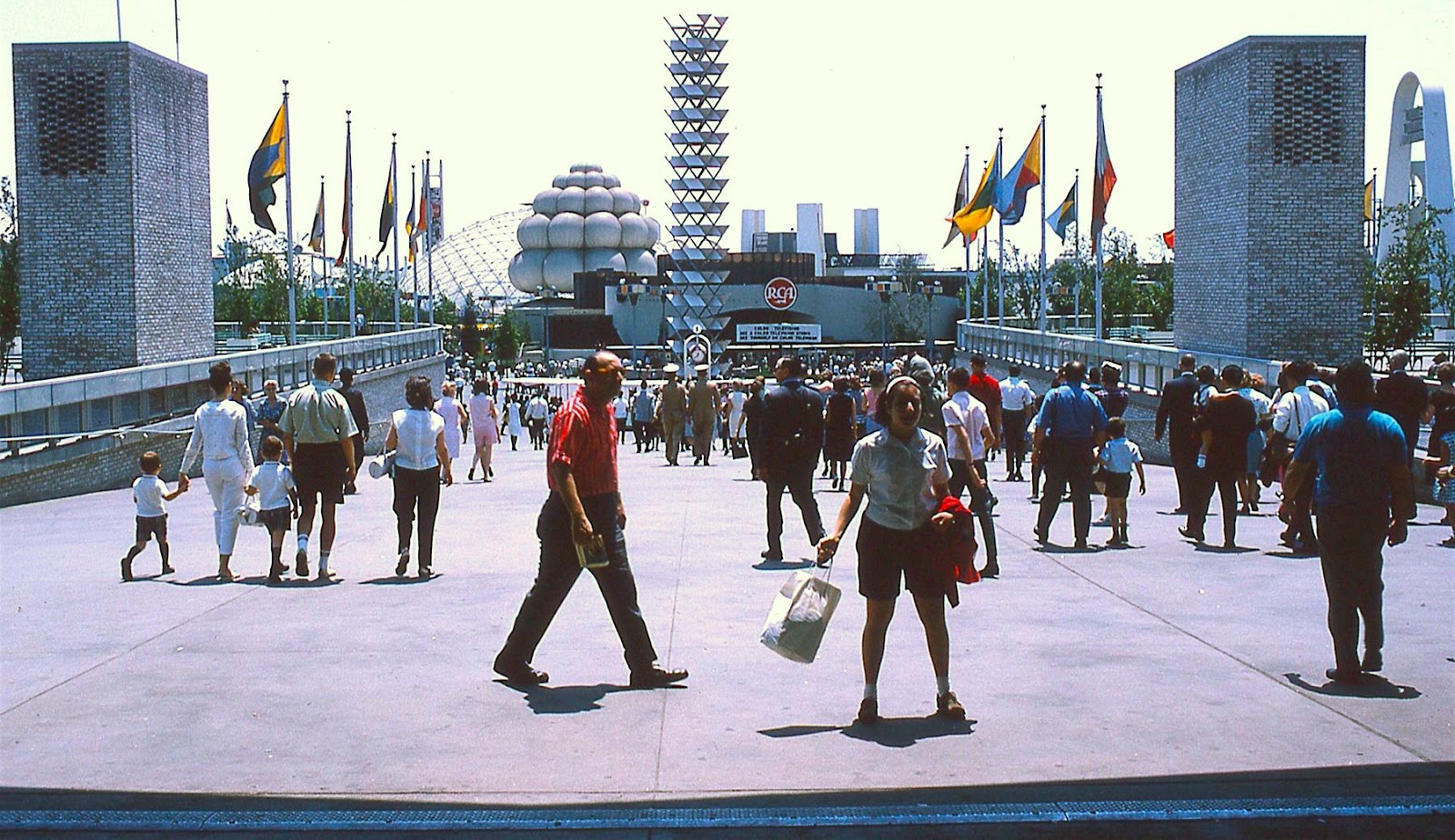 Art Contrarian: People at the New York World's Fair: June 1965