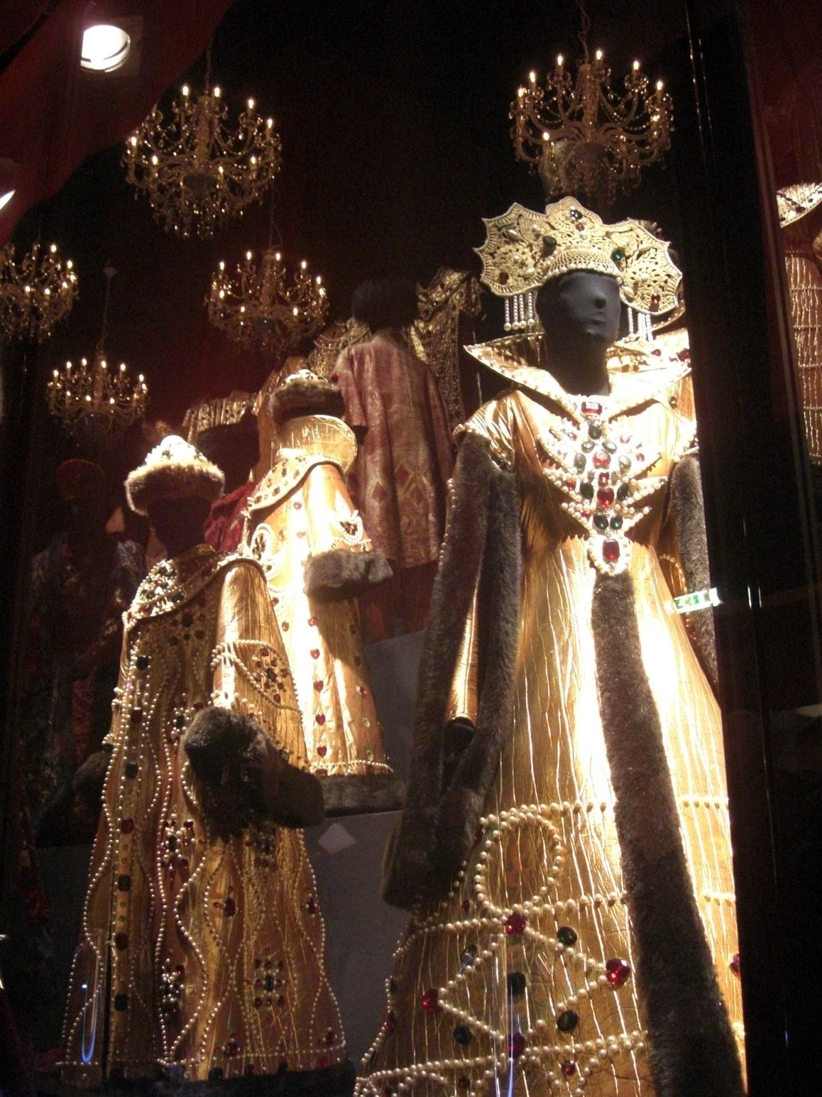 Daniel Ogier le décorateur: COSTUMER LE POUVOIR opéra et cinéma