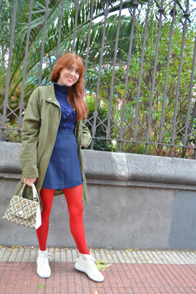Look Azul y medias rojas - Mi vida en rojo