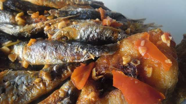 Pimentinhas na Cozinha: PETINGA FRITA (SARDINHA MIÚDA) COM BATATAS ...