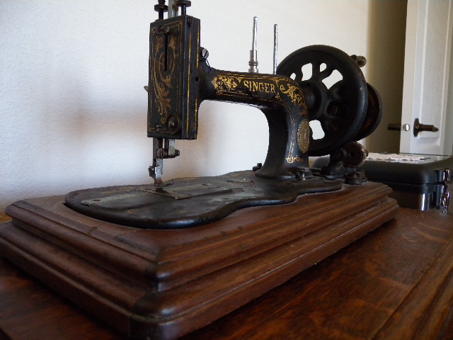 TreadleToes' Sewing Machines: My Oldest Machine-1884 Singer 12K (well ...