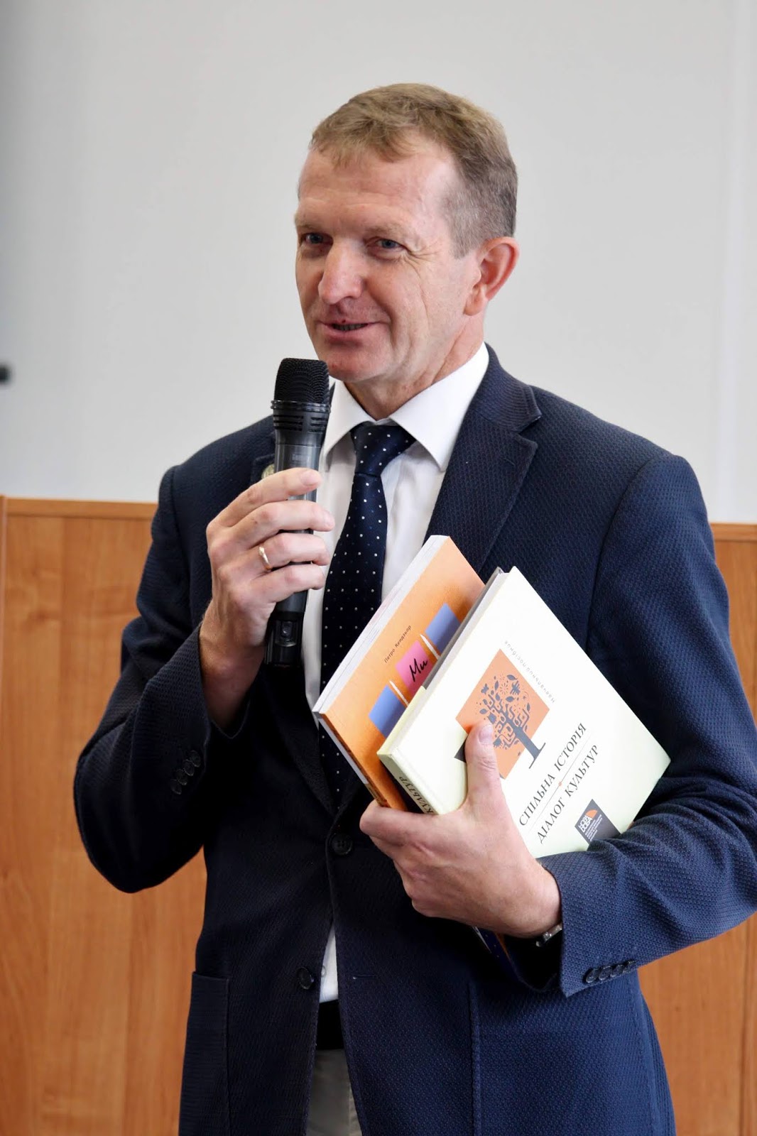 Zajrzyj do Biblioteki UKW : "Międzynarodowa Dwujęzyczna Polsko-Ukraińska Szkoła Dyplomacji ...