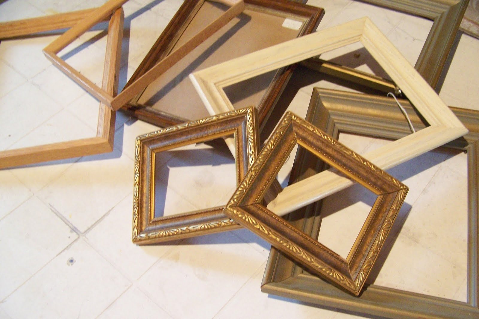 Needle and Nest Design: D.I.Y upcycle old picture frames - you can do it.