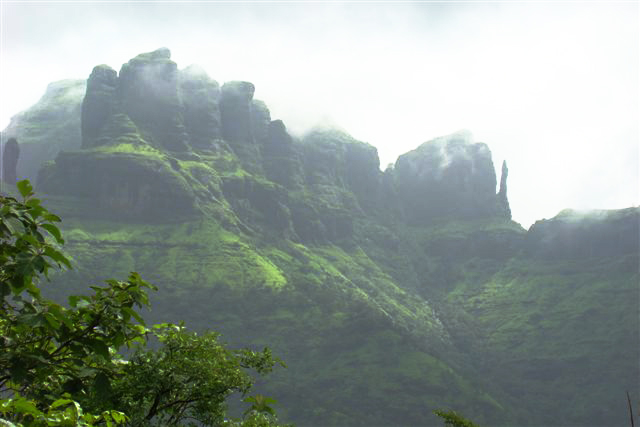 Famous Trekking Spots In Maharashtra: MAHULI FORT