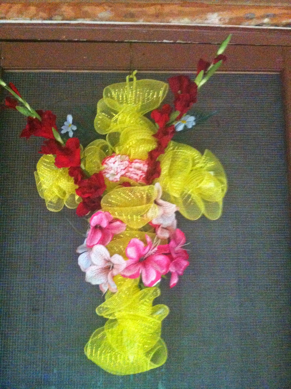 My Crafty World: Deco-Mesh Cross Wreath