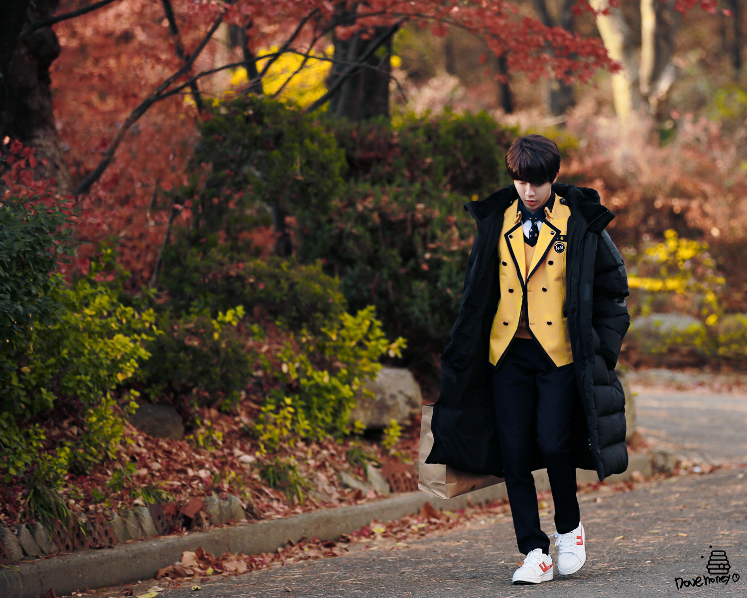 Tấm hình Donghyun trong đồng phục SOPA khiến fan dậy sóng