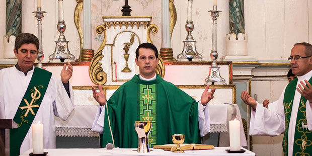 9 orações “secretas” que o padre faz na Missa