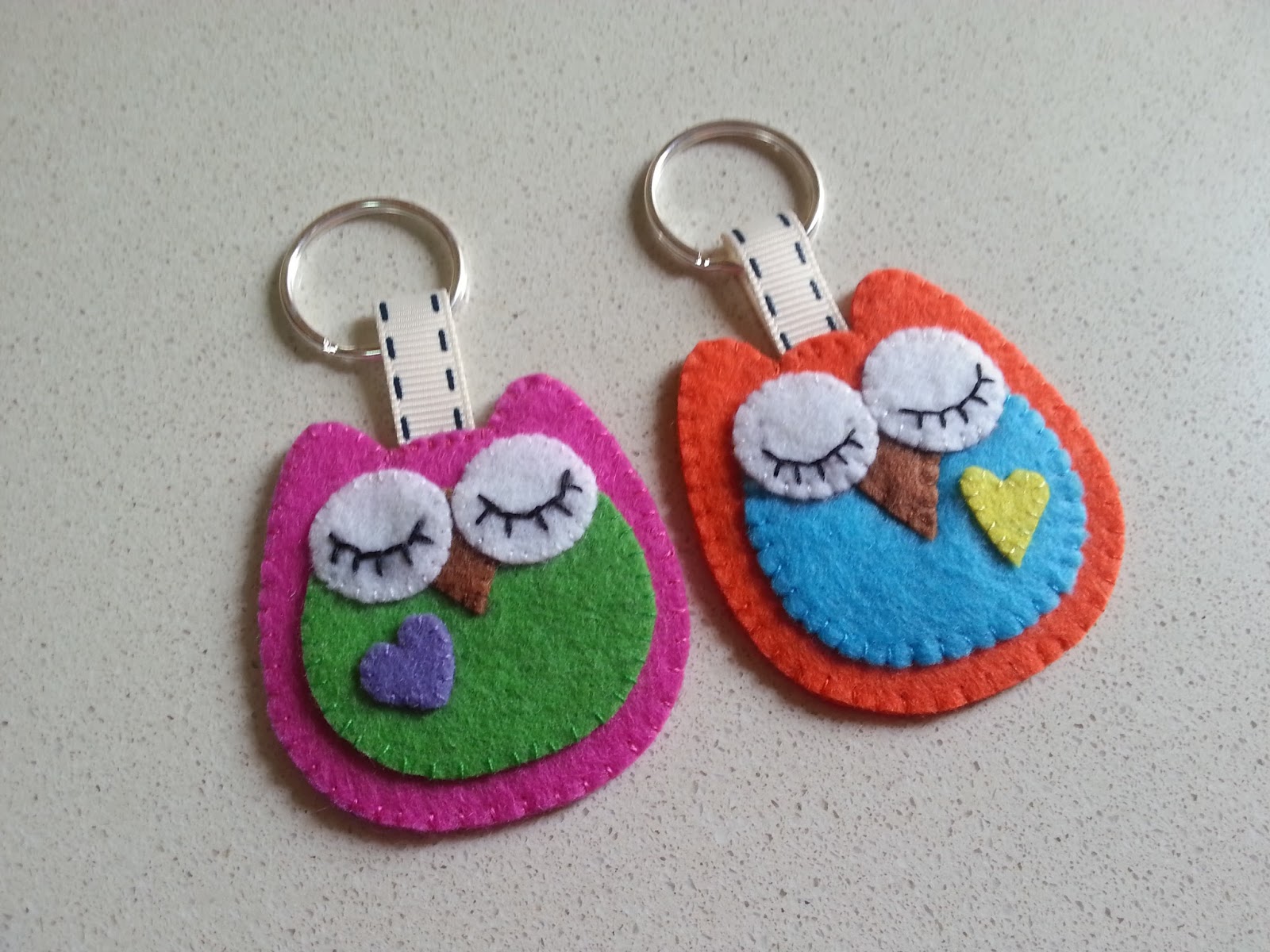 Anillos y botones: Llaveros de fieltro