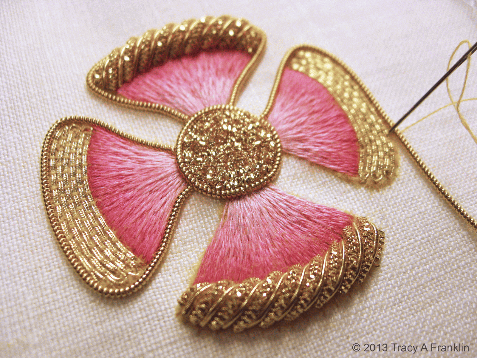 KUFER z artystycznym rękodziełem : Techniki haftu DIY