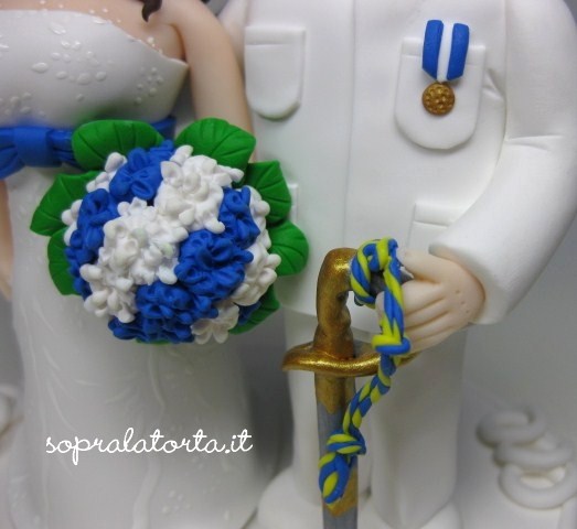 Sopra La Torta: Lucia e Francesco in alta uniforme di marina