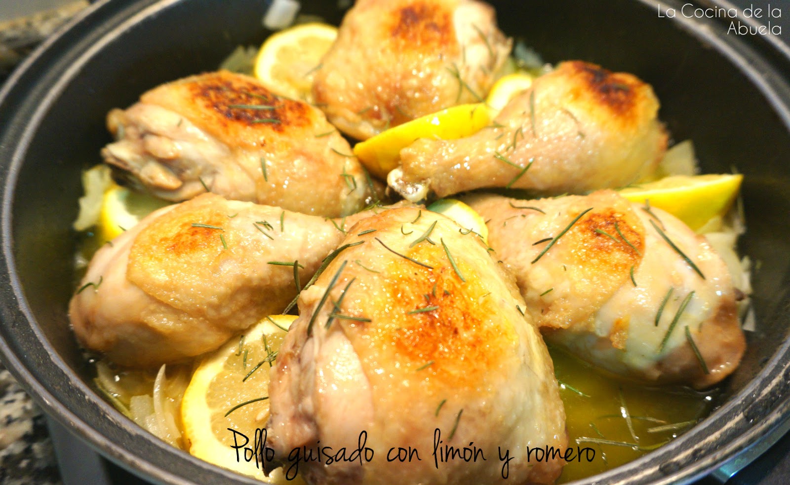 Pollo guisado con limón y romero.