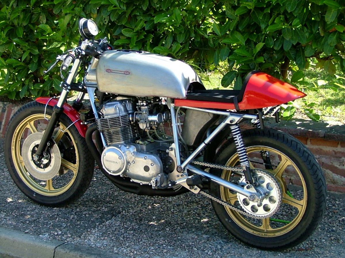 Cling on for dear life !!!: Re-worked Moto Martin CB750 Race Frame