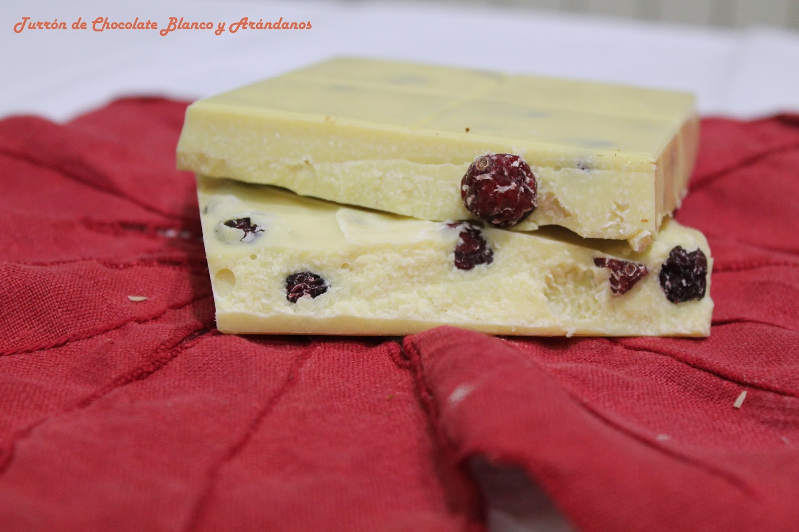 TURRÓN DE CHOCOLATE BLANCO Y ARÁNDANOS