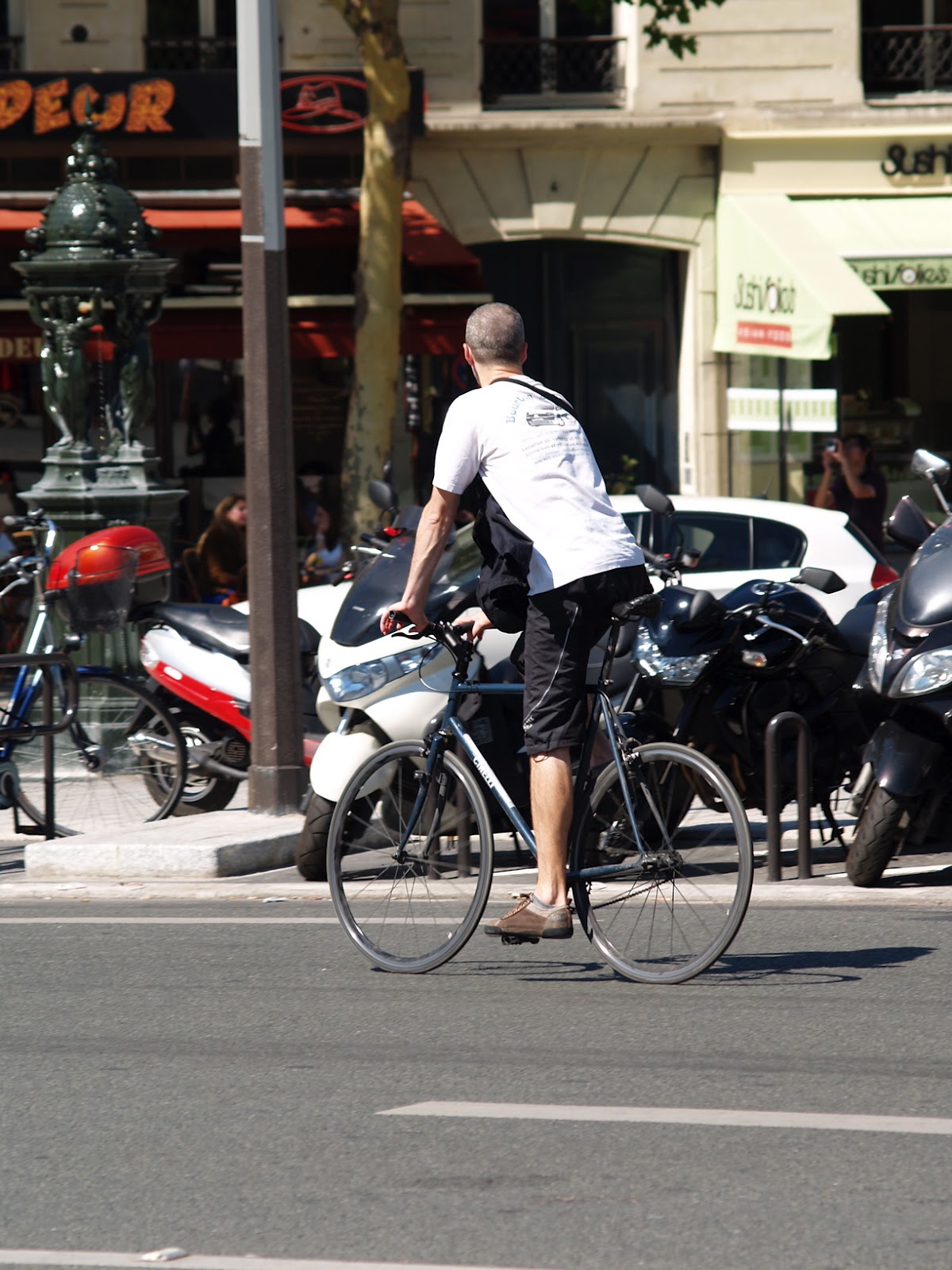 Un Cycliste Parisien / A Parisian Cyclist: Des vélos et des hommes ...