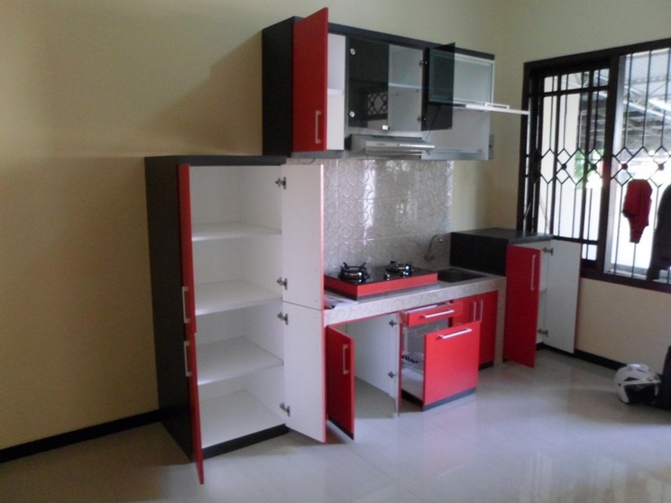 Kitchen Set Lurus Tema Warna Merah dengan Pintu Aluminium Hidrolis ...
