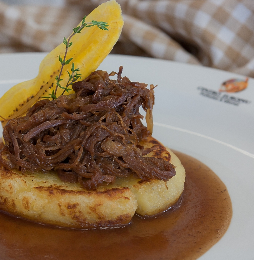 Madame Excêntrica: Receita:Costela cozida com blini de mandioca, cebola ...