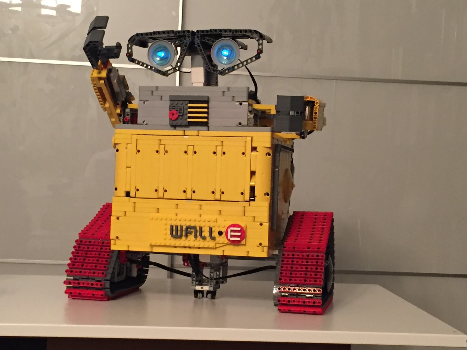 WALL-E7, a fast cute cube robot transformer.