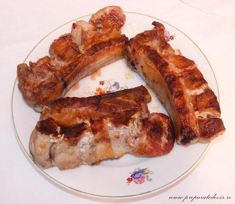 Coaste de porc la gratar | Preparatedevis.ro