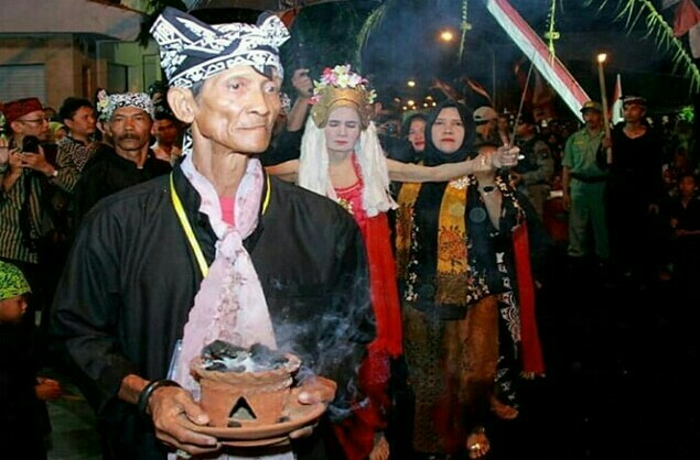 Tarian Seblang Bakungan Dibawakan Oleh Supani Wanita Berusia 68 Tahun ...