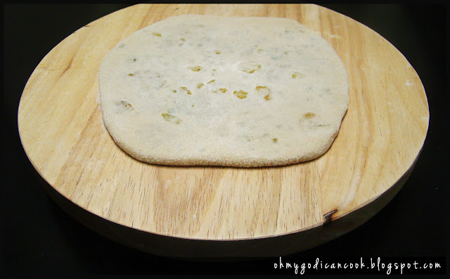 Laavy's Kitchen - A food blog by Laavy: Stuffed potato roti / Aloo ...