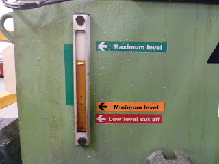 Visual Maintenance: Hydraulic tank sight glass mark up