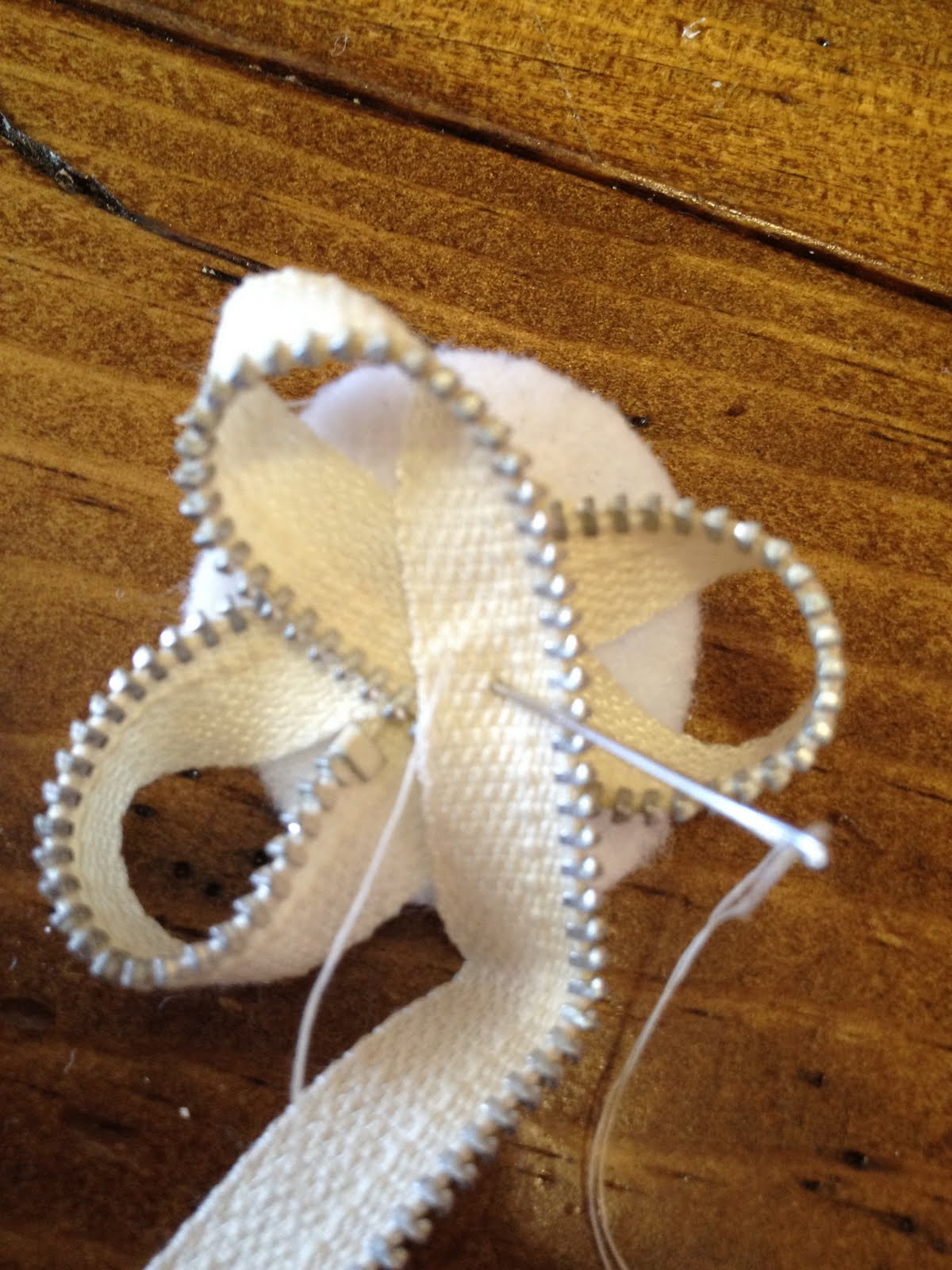 Garage Sales R Us: Zipper Bow Tutorial Part Two: Peacock Feather Zipper Bow