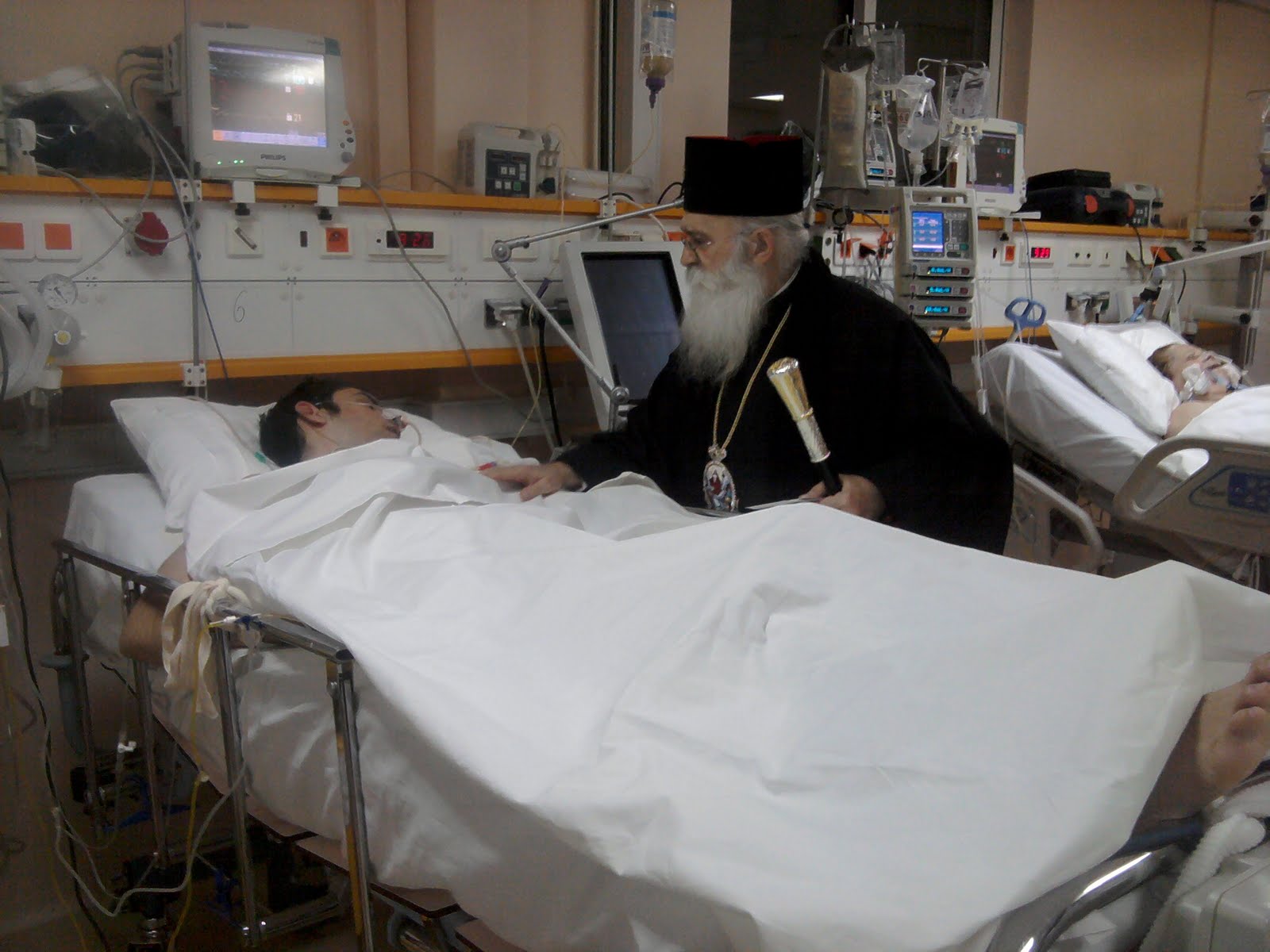 π. Αντώνιος Χρήστου: Ο Μητροπολίτης Γλυφάδας επισκέφθηκε τους Ασθενείς ...