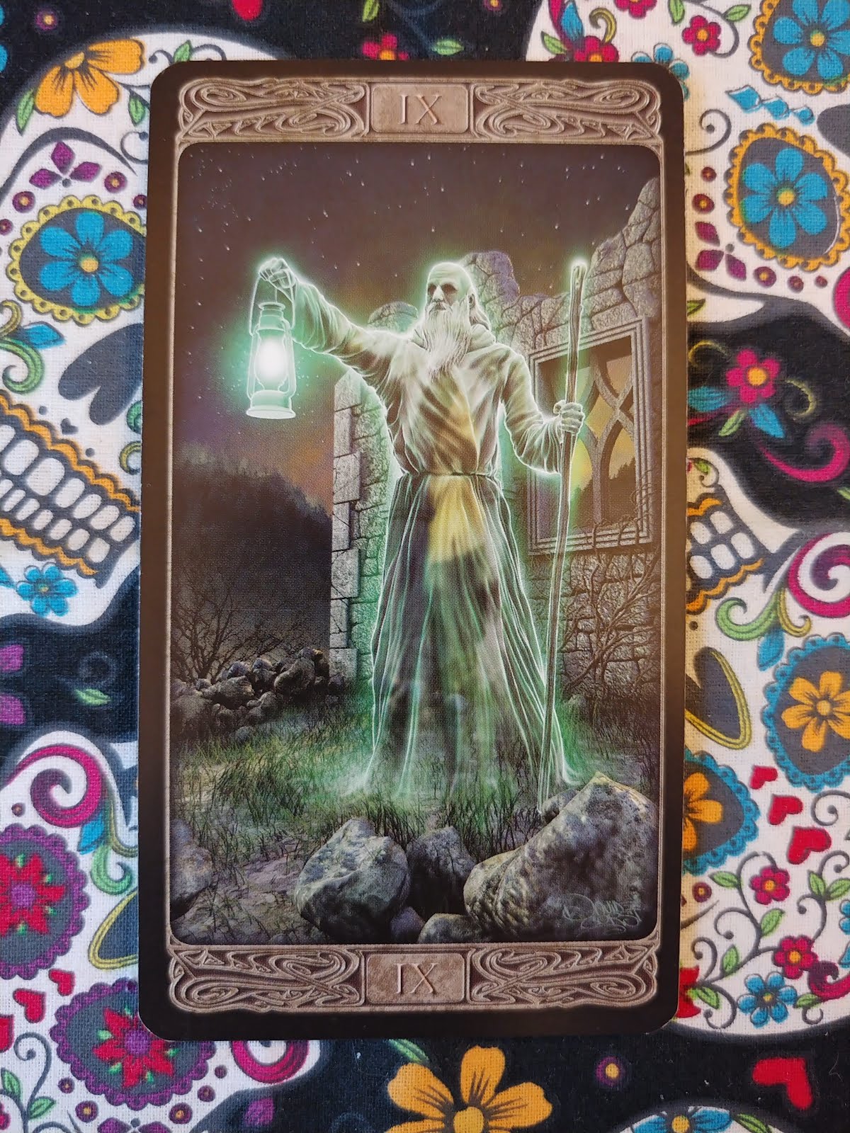 The Itinerant Librarian: Deck Review: Ghost Tarot