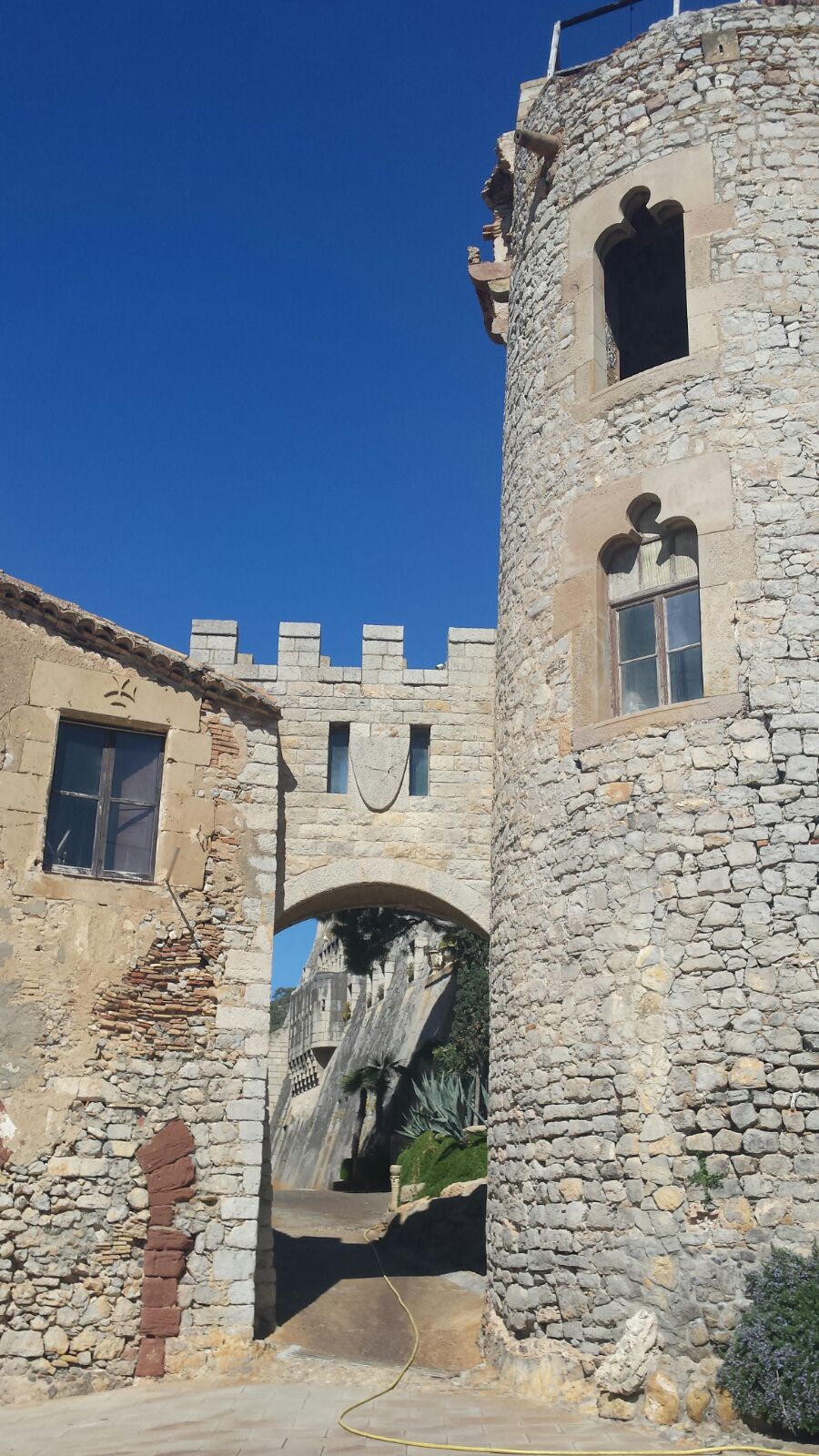 QUE VER CERCA DE BARCELONA, TURISMO EN BARCELONA: LAS BODEGAS GUELLL EN ...