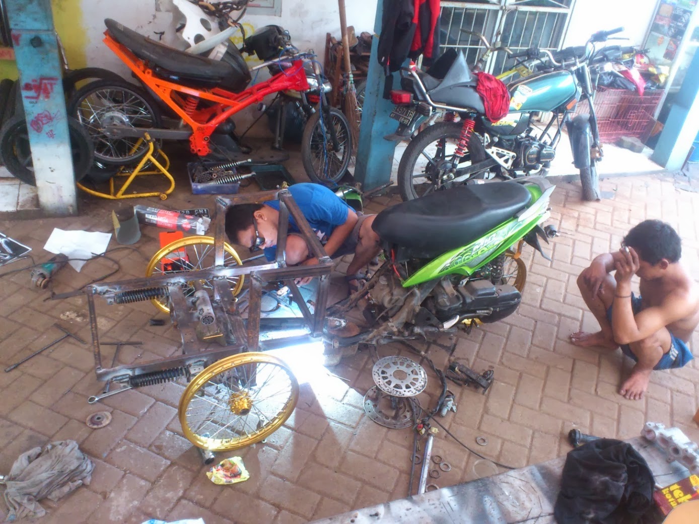 DAPUR MESIN RACING TEAM - IKATAN MAHASISWA MESIN UMB 2010