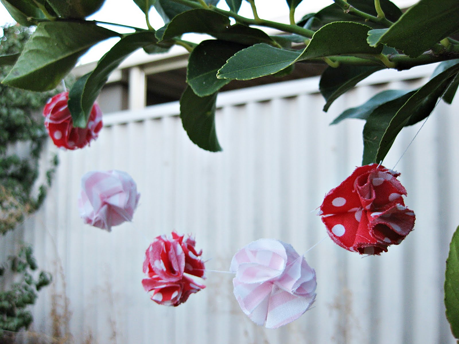 a brewing mind: DIY: Mini fabric flower garland