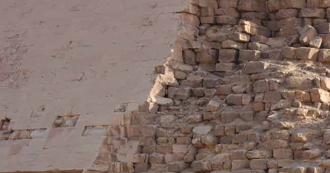 Les Découvertes Archéologiques: Les pyramides en béton reconstitué