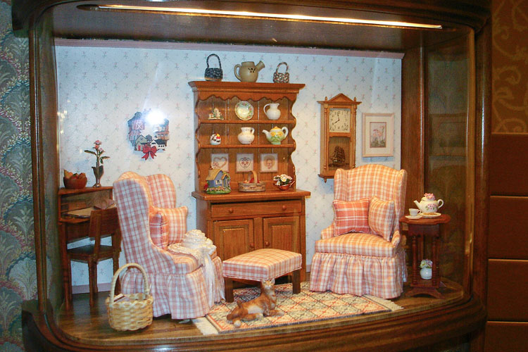 Good Sam Showcase of Miniatures: At the Show - Display Cases