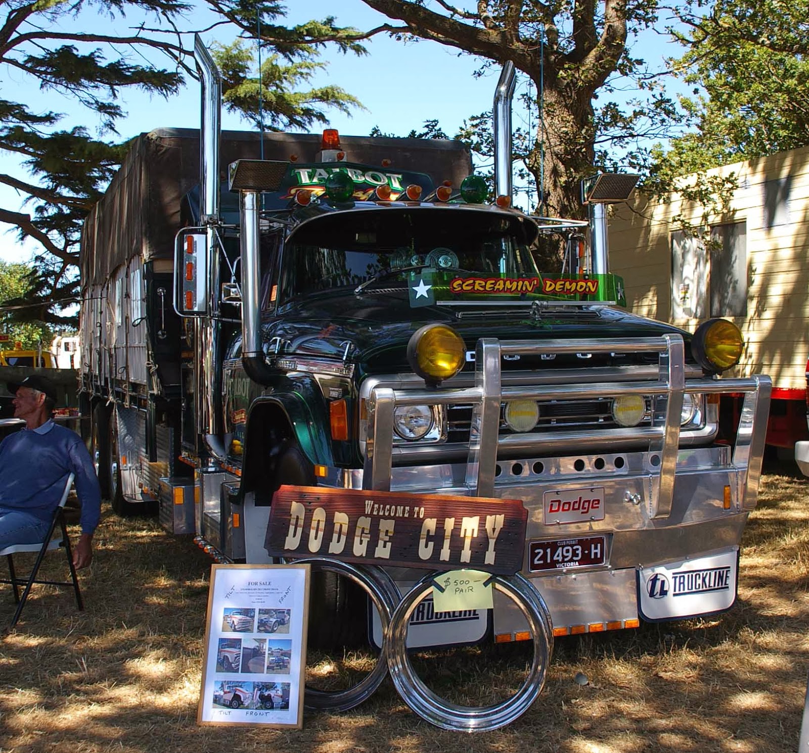 Historic Trucks: ATHS Truck Show at Lancefield 2014 - Dodges and Graham ...