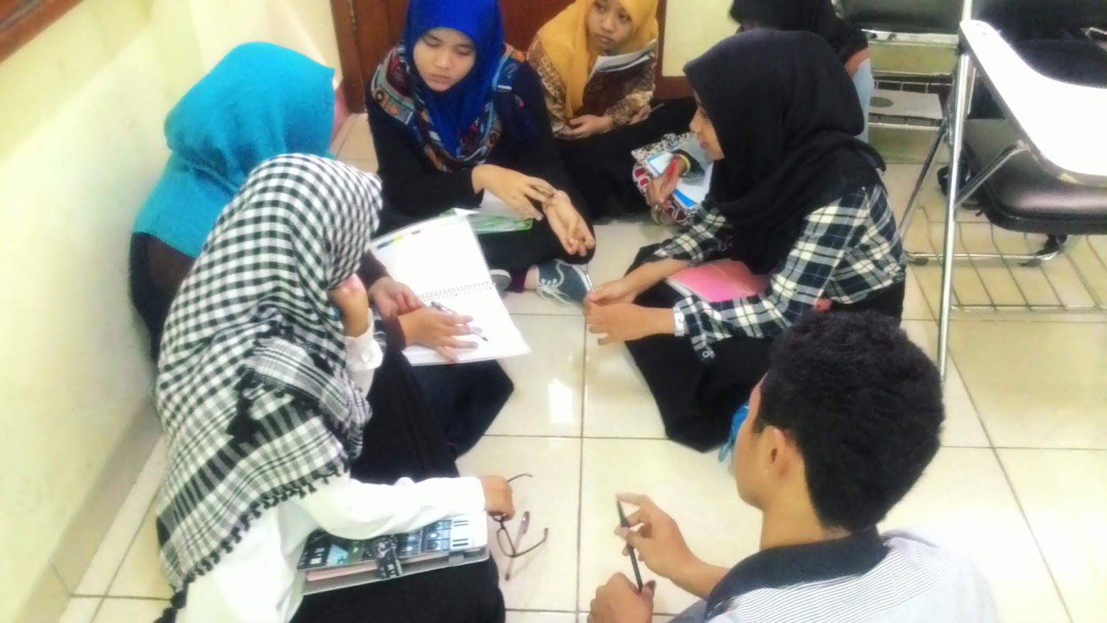 5 Hal yang Bisa Kamu Lakukan Ketika Dosen Datang Terlambat | IDEApers