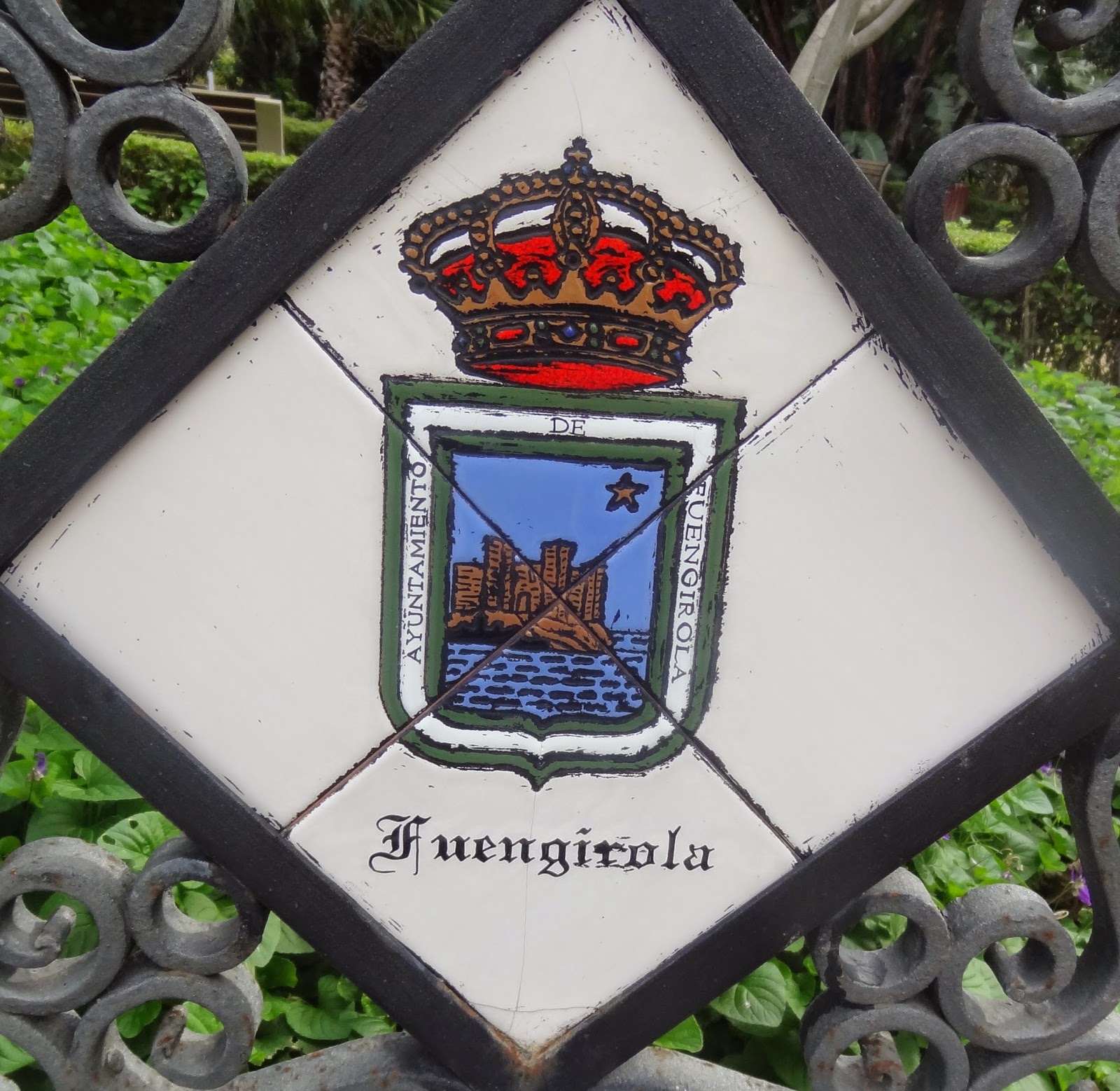 Mosaicos : 2.624.- Mosaico del escudo de Fuengirola. Glorieta del ...