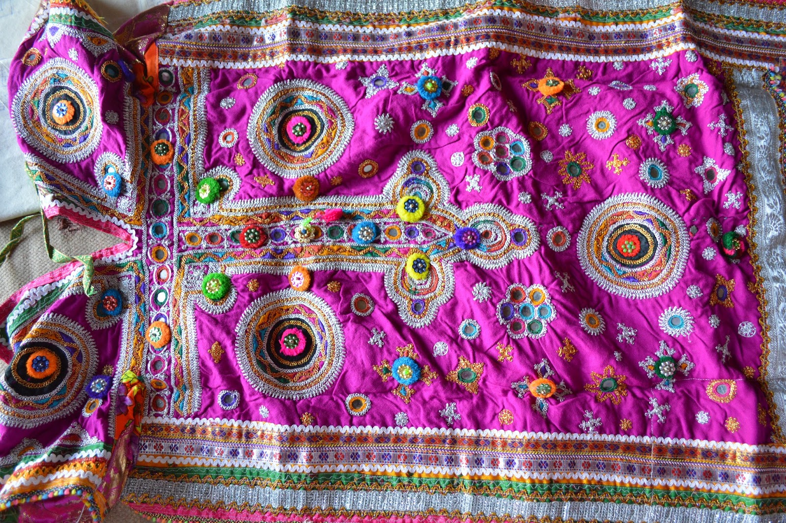 satrangi dhaage: The Embroidered Tales of Marwada Harijans - Lakhmaben ...