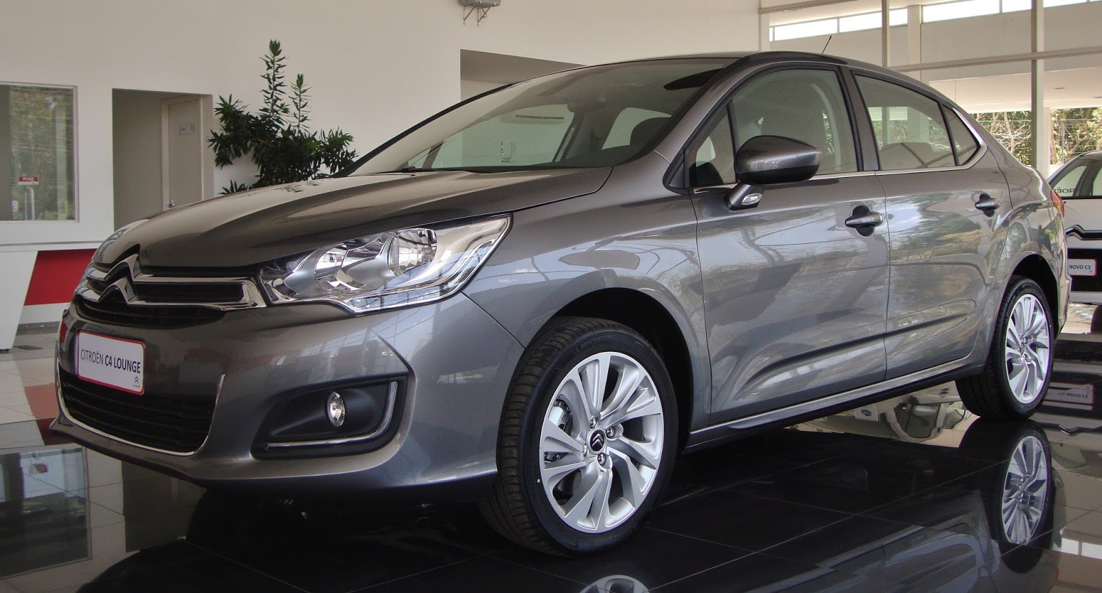 Os atributos do Citroën C4 Lounge Tendance 2017, com motor THP