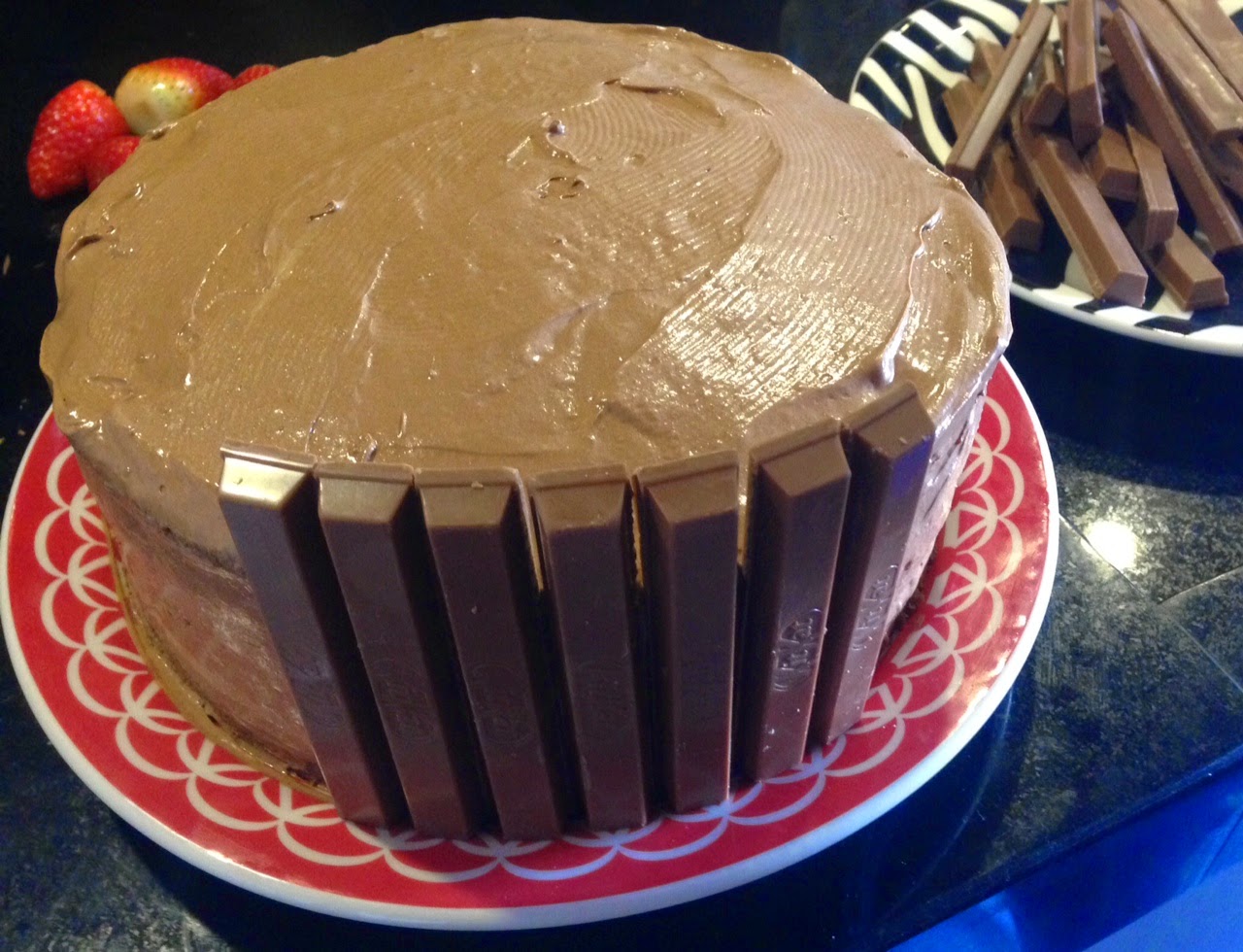 Compartilhar Bolo: bolo com kit kat e morango