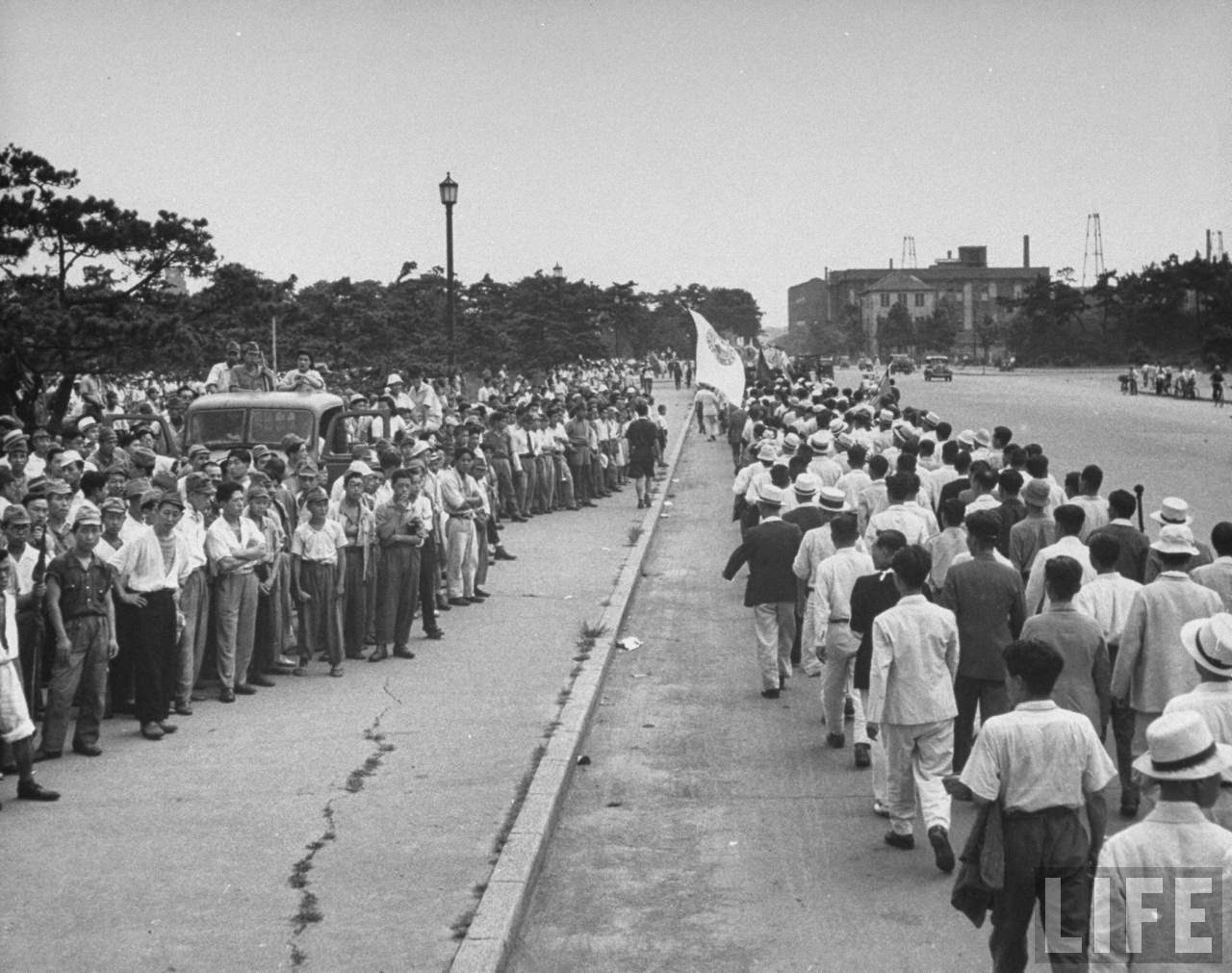 19 Amazing Black and White Photos That Capture Daily Life in Japan in ...
