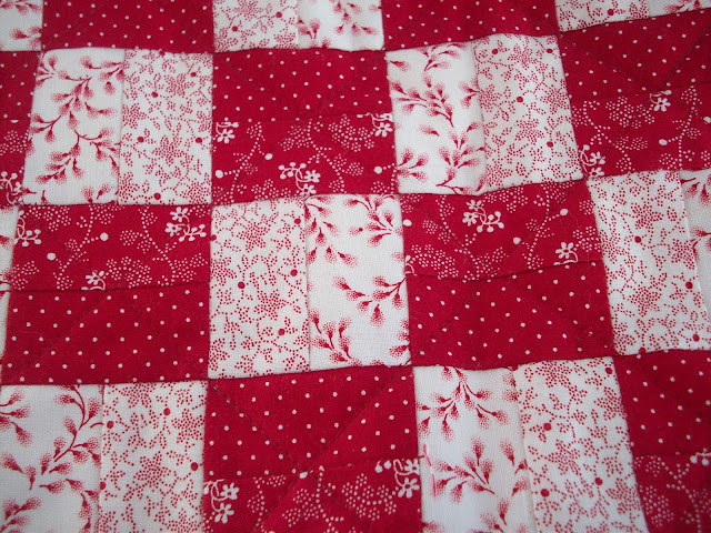 AUNTIE'S QUAINT QUILTS: Red and White Delights