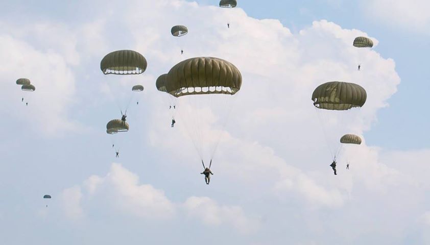 17.00 Tiga Penerjun TNI Jatuh dari Ketinggian 5000 Meter 1 comment