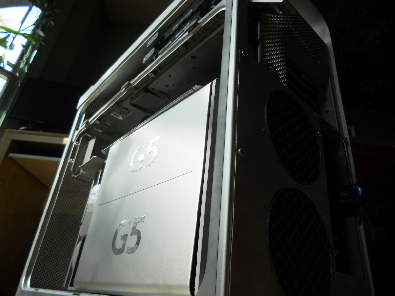 BuildIts: How to Fit Your PC in a Power Mac G5 Case