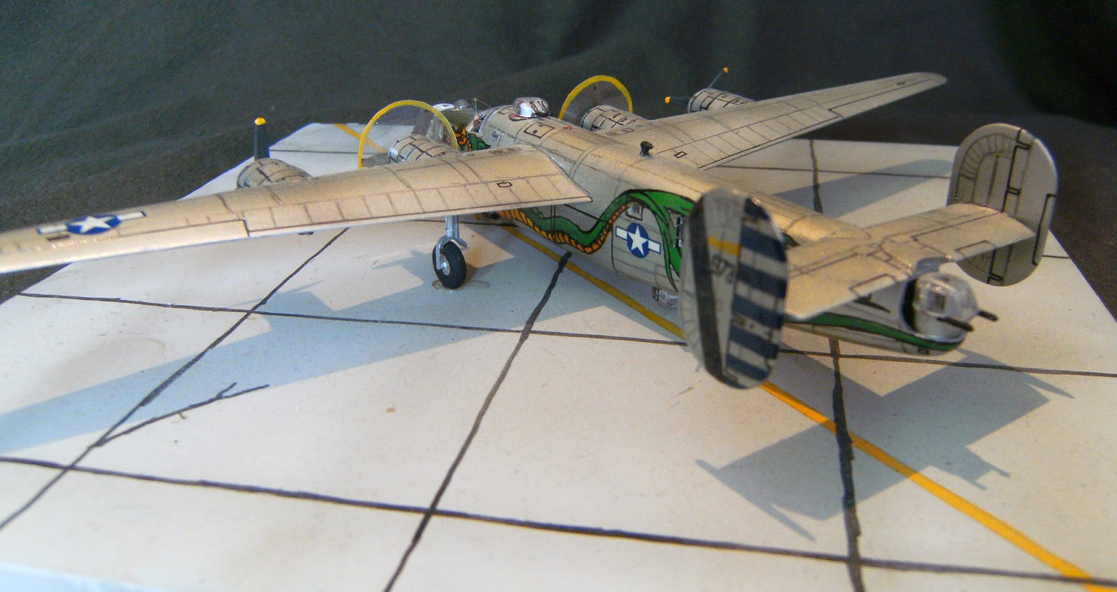 Happyscale-Modellbau: Consolidated B-24J Liberator - Minicraft Model Kits 1/144